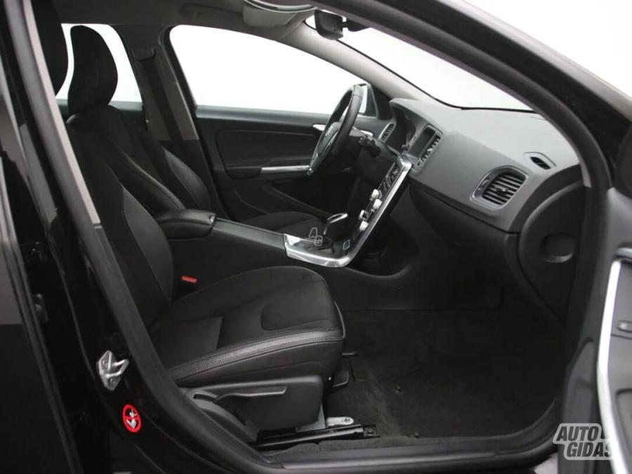 Black Volvo V60 2015 in Vilnius, with an engine capacity of 2.40 L and mileage of 260 thousand km for 9199 €, photo 15 on AUTOMOTO.COM.LV