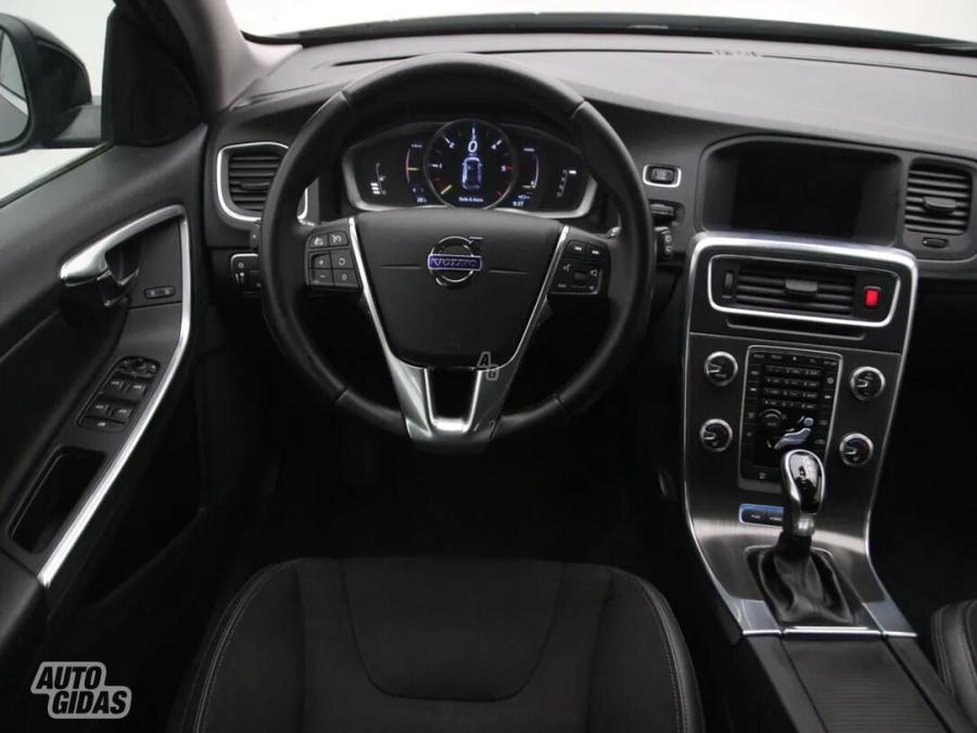 Black Volvo V60 2015 in Vilnius, with an engine capacity of 2.40 L and mileage of 260 thousand km for 9199 €, photo 18 on AUTOMOTO.COM.LV