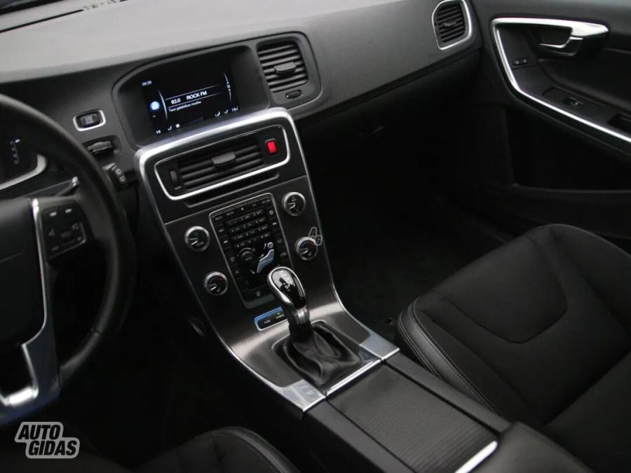 Black Volvo V60 2015 in Vilnius, with an engine capacity of 2.40 L and mileage of 260 thousand km for 9199 €, photo 22 on AUTOMOTO.COM.LV