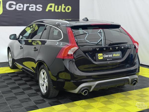 Melns Volvo V60 2015 Avižieniai, ar dzinēja tilpumu 2.00 L un nobraukumu 236 tūkst. km par 6799 €, foto 6 vietnē AUTOMOTO.COM.LV