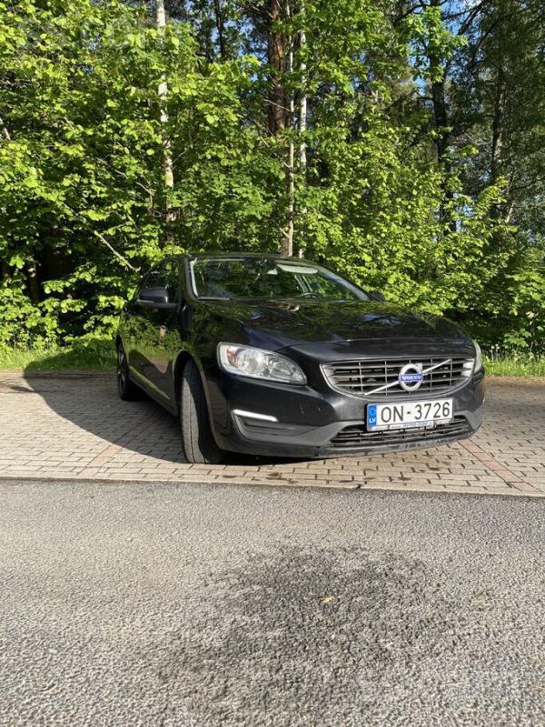 Black Volvo V60 2015 in Riga, with an engine capacity of 2.00 L and mileage of 323 thousand km for 5900 €, photo 1 on AUTOMOTO.COM.LV