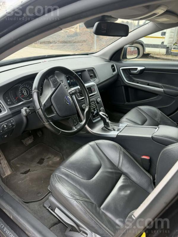 Melns Volvo V60 2015 Rīga, ar dzinēja tilpumu 2.00 L un nobraukumu 323 tūkst. km par 5900 €, foto 5 vietnē AUTOMOTO.COM.LV