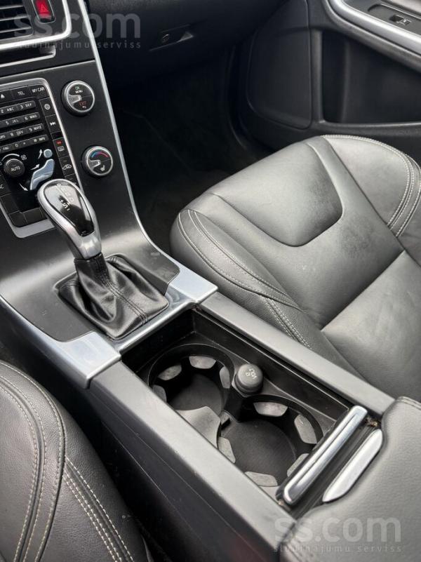 Melns Volvo V60 2015 Rīga, ar dzinēja tilpumu 2.00 L un nobraukumu 323 tūkst. km par 5900 €, foto 6 vietnē AUTOMOTO.COM.LV