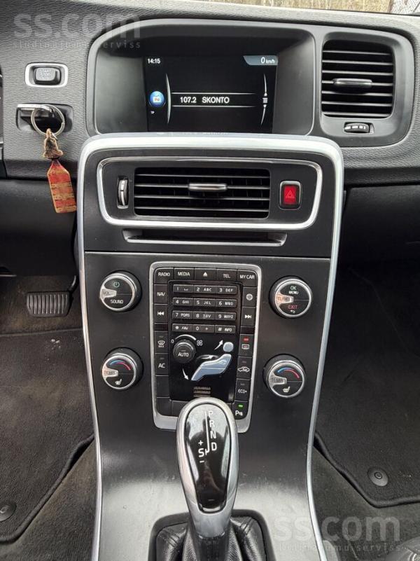Melns Volvo V60 2015 Rīga, ar dzinēja tilpumu 2.00 L un nobraukumu 323 tūkst. km par 5900 €, foto 7 vietnē AUTOMOTO.COM.LV