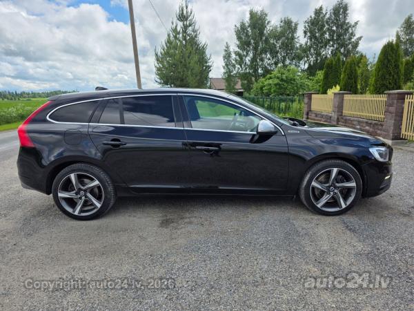 Melns Volvo V60 2015 Paide, ar dzinēja tilpumu 2.40 L un nobraukumu 292 tūkst. km par 10290 €, foto 4 vietnē AUTOMOTO.COM.LV