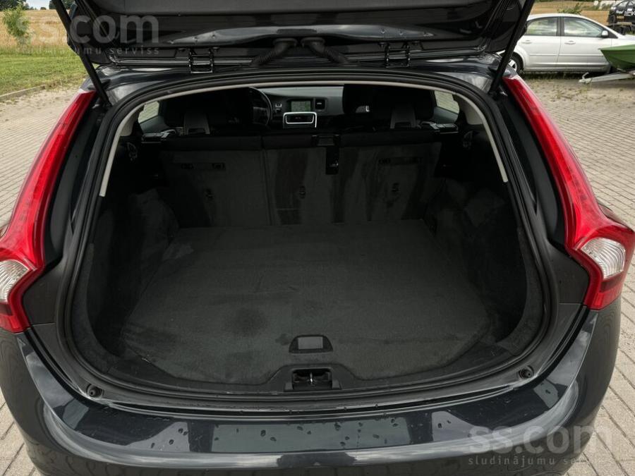 Melns Volvo V60 2015 Talsi, ar dzinēja tilpumu 1.60 L un nobraukumu 113 tūkst. km par 8700 €, foto 14 vietnē AUTOMOTO.COM.LV