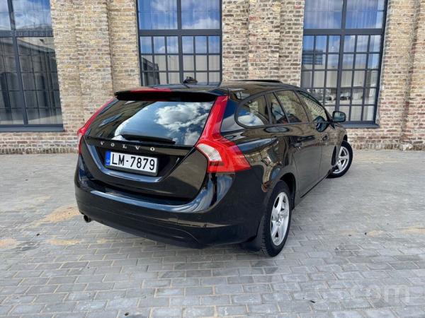 Melns Volvo V60 2015 Rīga, ar dzinēja tilpumu 2.00 L un nobraukumu 0 tūkst. km par 4900 €, foto 4 vietnē AUTOMOTO.COM.LV