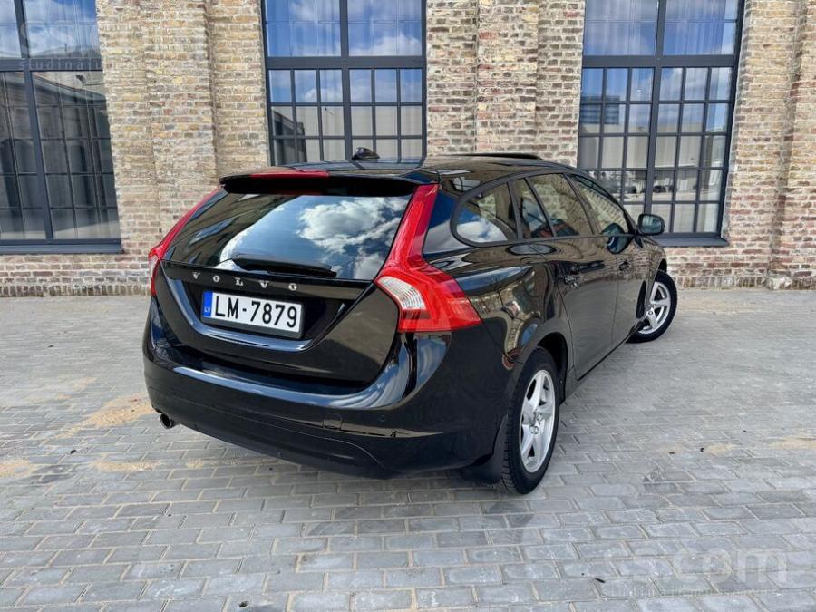 Melns Volvo V60 2015 Rīga, ar dzinēja tilpumu 2.00 L un nobraukumu 0 tūkst. km par 4900 €, foto 5 vietnē AUTOMOTO.COM.LV