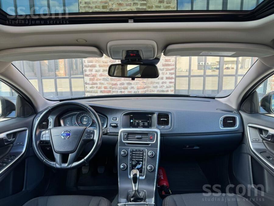 Melns Volvo V60 2015 Rīga, ar dzinēja tilpumu 2.00 L un nobraukumu 0 tūkst. km par 4900 €, foto 8 vietnē AUTOMOTO.COM.LV