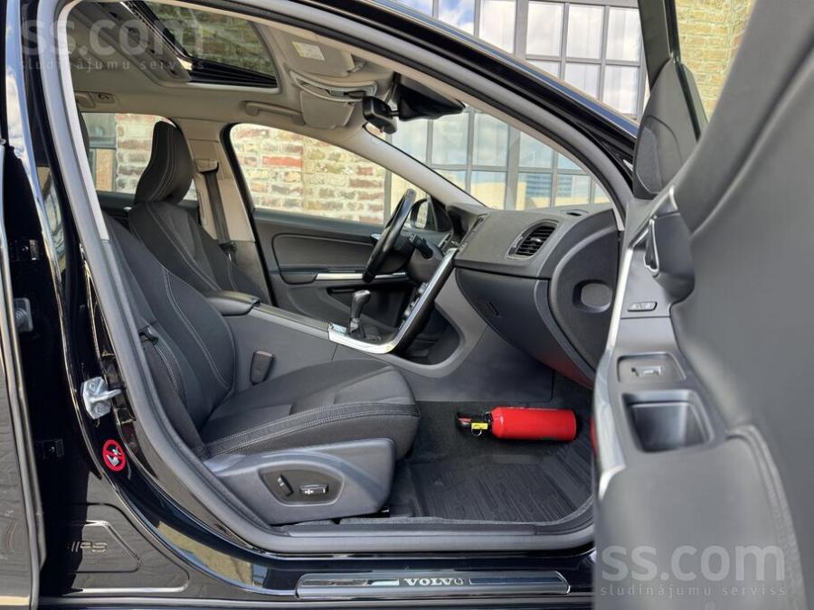 Melns Volvo V60 2015 Rīga, ar dzinēja tilpumu 2.00 L un nobraukumu 0 tūkst. km par 4900 €, foto 14 vietnē AUTOMOTO.COM.LV