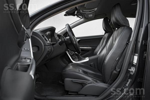 Melns Volvo V60 2015 Rīga, ar dzinēja tilpumu 2.00 L un nobraukumu 0 tūkst. km par 7490 €, foto 7 vietnē AUTOMOTO.COM.LV