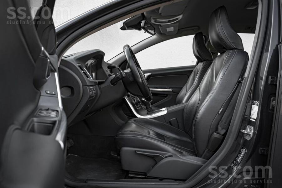 Melns Volvo V60 2015 Rīga, ar dzinēja tilpumu 2.00 L un nobraukumu 0 tūkst. km par 7490 €, foto 8 vietnē AUTOMOTO.COM.LV