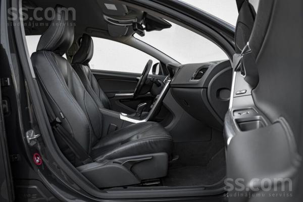 Melns Volvo V60 2015 Rīga, ar dzinēja tilpumu 2.00 L un nobraukumu 0 tūkst. km par 7490 €, foto 8 vietnē AUTOMOTO.COM.LV