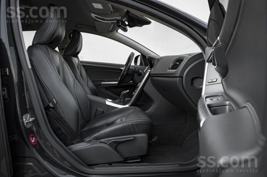 Melns Volvo V60 2015 Rīga, ar dzinēja tilpumu 2.00 L un nobraukumu 0 tūkst. km par 7490 €, foto 9 vietnē AUTOMOTO.COM.LV