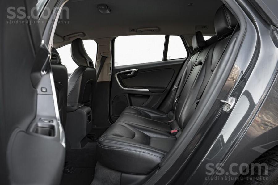 Melns Volvo V60 2015 Rīga, ar dzinēja tilpumu 2.00 L un nobraukumu 0 tūkst. km par 7490 €, foto 10 vietnē AUTOMOTO.COM.LV