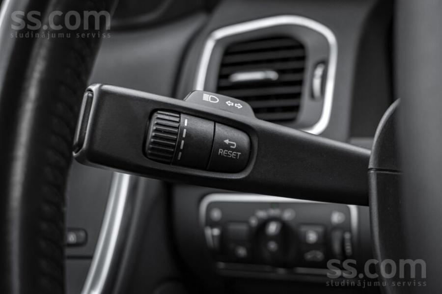 Melns Volvo V60 2015 Rīga, ar dzinēja tilpumu 2.00 L un nobraukumu 0 tūkst. km par 7490 €, foto 17 vietnē AUTOMOTO.COM.LV