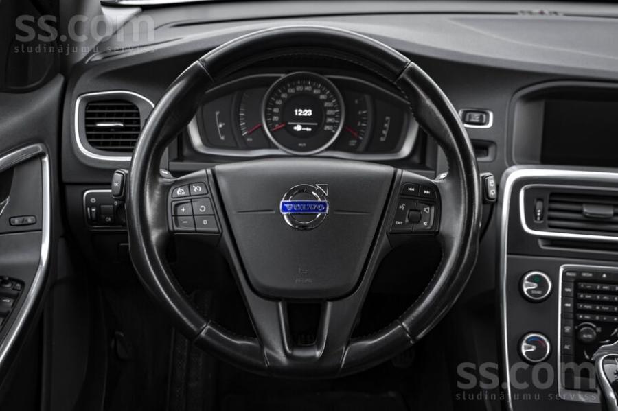 Melns Volvo V60 2015 Rīga, ar dzinēja tilpumu 2.00 L un nobraukumu 0 tūkst. km par 7490 €, foto 19 vietnē AUTOMOTO.COM.LV