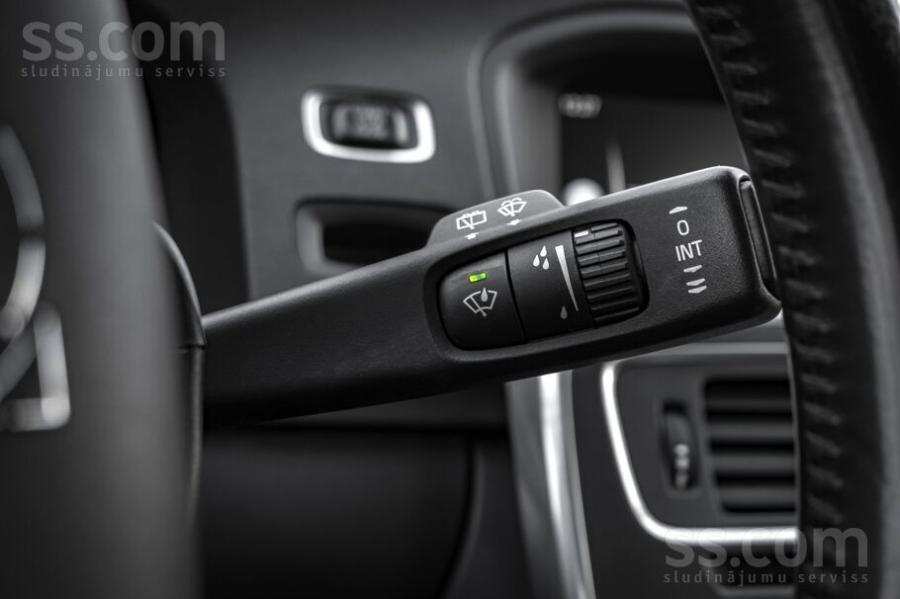 Melns Volvo V60 2015 Rīga, ar dzinēja tilpumu 2.00 L un nobraukumu 0 tūkst. km par 7490 €, foto 21 vietnē AUTOMOTO.COM.LV