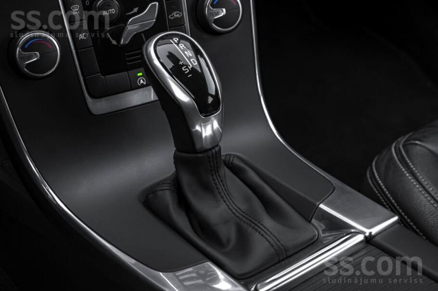 Melns Volvo V60 2015 Rīga, ar dzinēja tilpumu 2.00 L un nobraukumu 0 tūkst. km par 7490 €, foto 22 vietnē AUTOMOTO.COM.LV