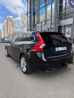 Melns Volvo V60 2015 Rīga, ar dzinēja tilpumu 2.40 L un nobraukumu 0 tūkst. km par 7900 €, foto 4 vietnē AUTOMOTO.COM.LV