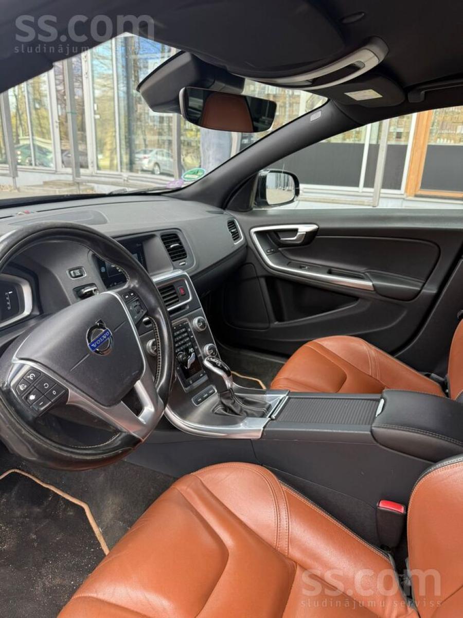 Melns Volvo V60 2015 Rīga, ar dzinēja tilpumu 2.40 L un nobraukumu 0 tūkst. km par 7900 €, foto 8 vietnē AUTOMOTO.COM.LV
