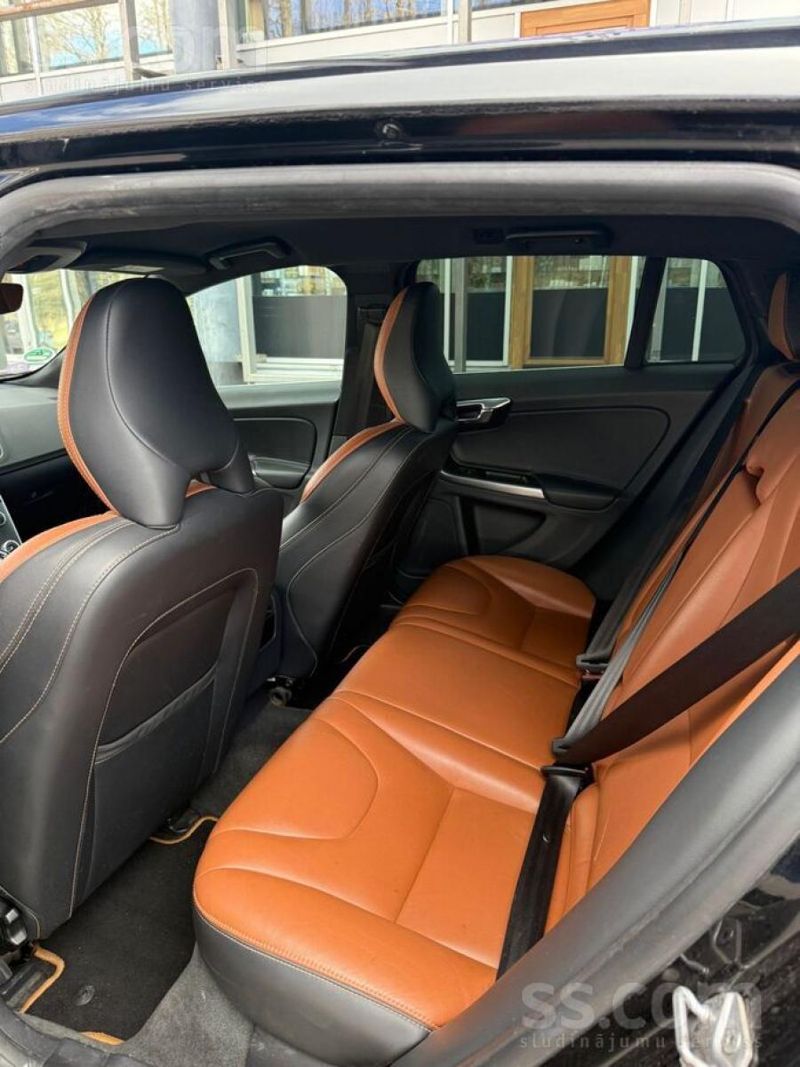 Melns Volvo V60 2015 Rīga, ar dzinēja tilpumu 2.40 L un nobraukumu 0 tūkst. km par 7900 €, foto 9 vietnē AUTOMOTO.COM.LV