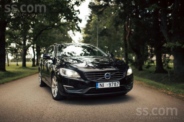 Black Volvo V60 2015 in Ventspils, with an engine capacity of 2.00 L and mileage of 316 thousand km for 4890 €, photo 1 on AUTOMOTO.COM.LV