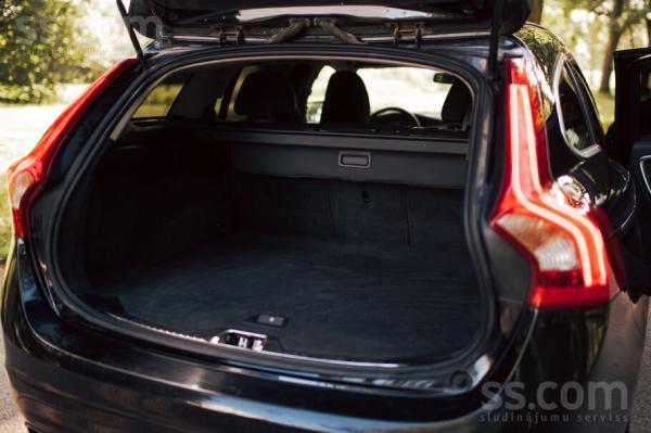 Black Volvo V60 2015 in Ventspils, with an engine capacity of 2.00 L and mileage of 316 thousand km for 4890 €, photo 5 on AUTOMOTO.COM.LV