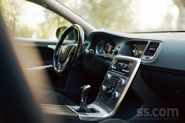 Black Volvo V60 2015 in Ventspils, with an engine capacity of 2.00 L and mileage of 316 thousand km for 4890 €, photo 7 on AUTOMOTO.COM.LV