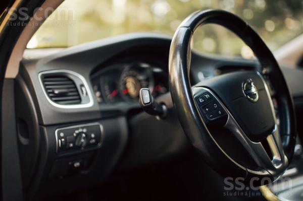 Black Volvo V60 2015 in Ventspils, with an engine capacity of 2.00 L and mileage of 316 thousand km for 4890 €, photo 8 on AUTOMOTO.COM.LV