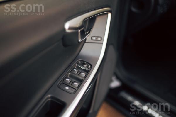 Black Volvo V60 2015 in Ventspils, with an engine capacity of 2.00 L and mileage of 316 thousand km for 4890 €, photo 9 on AUTOMOTO.COM.LV