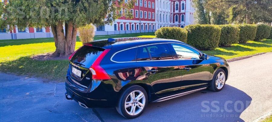 Melns Volvo V60 2015 Jelgava, ar dzinēja tilpumu 2.40 L un nobraukumu 209 tūkst. km par 9200 €, foto 5 vietnē AUTOMOTO.COM.LV