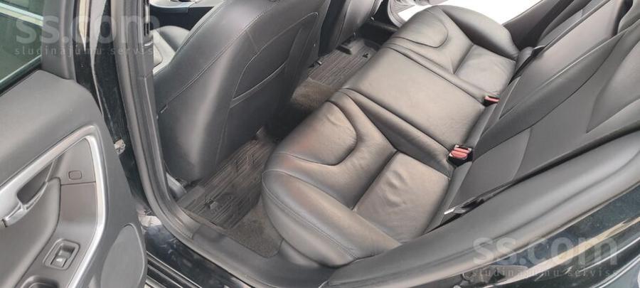 Melns Volvo V60 2015 Jelgava, ar dzinēja tilpumu 2.40 L un nobraukumu 209 tūkst. km par 9200 €, foto 14 vietnē AUTOMOTO.COM.LV
