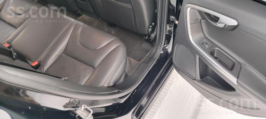Melns Volvo V60 2015 Jelgava, ar dzinēja tilpumu 2.40 L un nobraukumu 209 tūkst. km par 9200 €, foto 15 vietnē AUTOMOTO.COM.LV