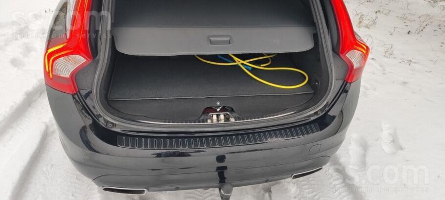 Melns Volvo V60 2015 Jelgava, ar dzinēja tilpumu 2.40 L un nobraukumu 209 tūkst. km par 9200 €, foto 16 vietnē AUTOMOTO.COM.LV
