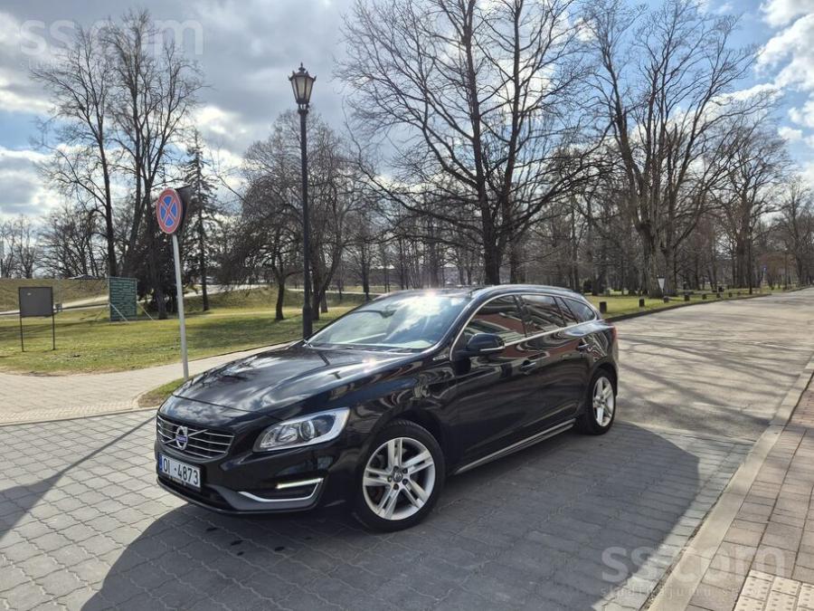 Melns Volvo V60 2015 Jelgava, ar dzinēja tilpumu 2.40 L un nobraukumu 209 tūkst. km par 9200 €, foto 17 vietnē AUTOMOTO.COM.LV