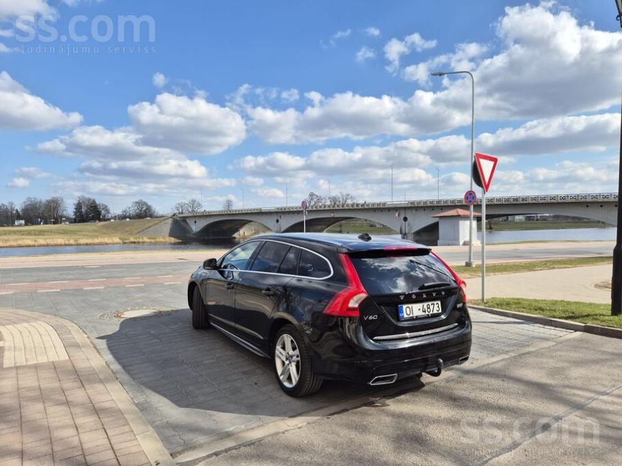 Melns Volvo V60 2015 Jelgava, ar dzinēja tilpumu 2.40 L un nobraukumu 209 tūkst. km par 9200 €, foto 18 vietnē AUTOMOTO.COM.LV