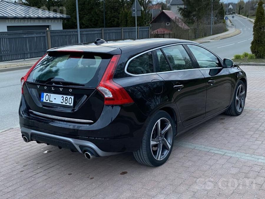 Melns Volvo V60 2015 Madona, ar dzinēja tilpumu 2.40 L un nobraukumu 278 tūkst. km par 9250 €, foto 4 vietnē AUTOMOTO.COM.LV