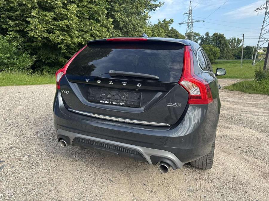 Melns Volvo V60 2015 Kauņa, ar dzinēja tilpumu 2.40 L un nobraukumu 273 tūkst. km par 6850 €, foto 9 vietnē AUTOMOTO.COM.LV