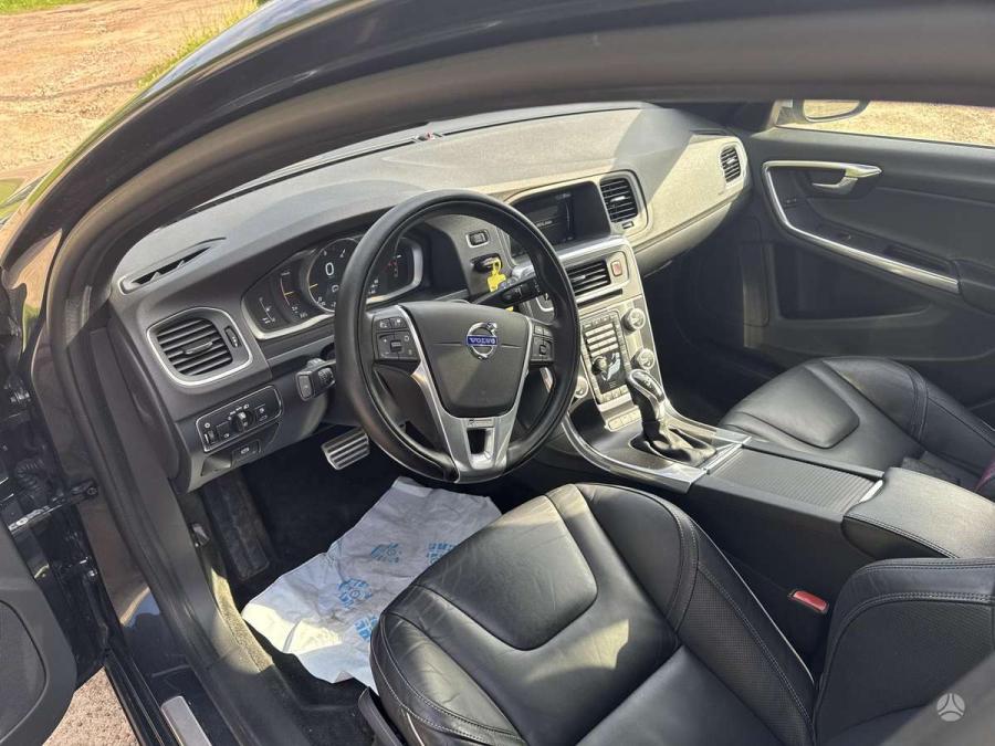 Melns Volvo V60 2015 Kauņa, ar dzinēja tilpumu 2.40 L un nobraukumu 273 tūkst. km par 6850 €, foto 13 vietnē AUTOMOTO.COM.LV