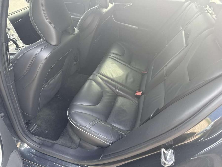 Melns Volvo V60 2015 Kauņa, ar dzinēja tilpumu 2.40 L un nobraukumu 273 tūkst. km par 6850 €, foto 15 vietnē AUTOMOTO.COM.LV