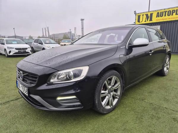 Melns Volvo V60 2015 Liepāja, ar dzinēja tilpumu 2.40 L un nobraukumu 241 tūkst. km par 9500 €, foto 1 vietnē AUTOMOTO.COM.LV