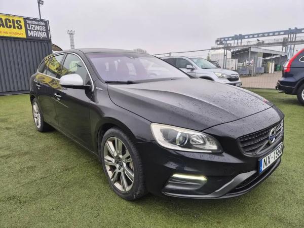 Melns Volvo V60 2015 Liepāja, ar dzinēja tilpumu 2.40 L un nobraukumu 241 tūkst. km par 9500 €, foto 3 vietnē AUTOMOTO.COM.LV