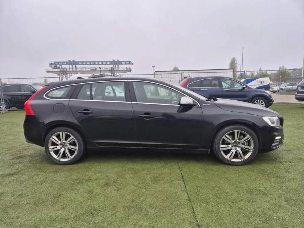 Melns Volvo V60 2015 Liepāja, ar dzinēja tilpumu 2.40 L un nobraukumu 241 tūkst. km par 9500 €, foto 4 vietnē AUTOMOTO.COM.LV