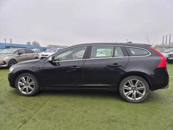 Melns Volvo V60 2015 Liepāja, ar dzinēja tilpumu 2.40 L un nobraukumu 241 tūkst. km par 9500 €, foto 8 vietnē AUTOMOTO.COM.LV