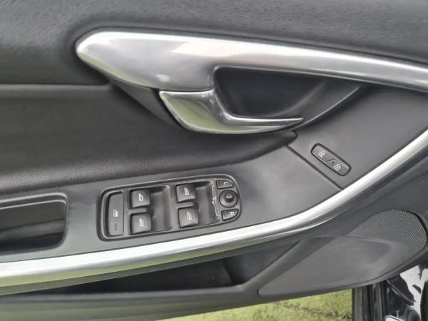Melns Volvo V60 2015 Liepāja, ar dzinēja tilpumu 2.40 L un nobraukumu 241 tūkst. km par 9500 €, foto 10 vietnē AUTOMOTO.COM.LV