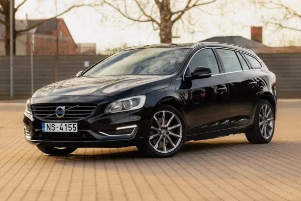 Melns Volvo V60 2015 Jelgava, ar dzinēja tilpumu 2.40 L un nobraukumu 212 tūkst. km par 11900 €, foto 1 vietnē AUTOMOTO.COM.LV