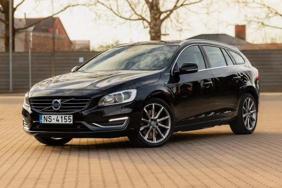 Melns Volvo V60 2015 Jelgava, ar dzinēja tilpumu 2.40 L un nobraukumu 212 tūkst. km par 11900 €, foto 1 vietnē AUTOMOTO.COM.LV