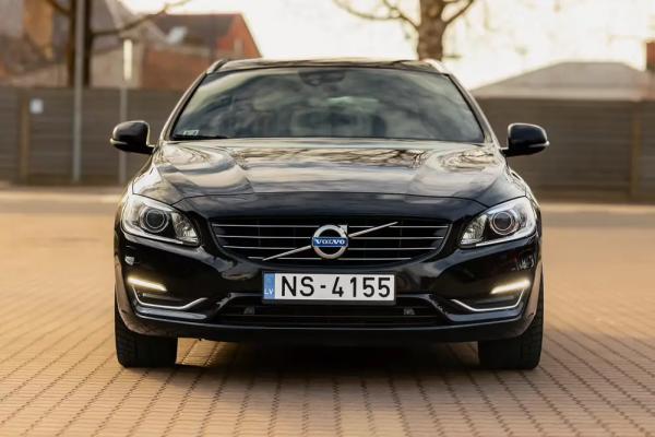 Melns Volvo V60 2015 Jelgava, ar dzinēja tilpumu 2.40 L un nobraukumu 212 tūkst. km par 11900 €, foto 2 vietnē AUTOMOTO.COM.LV