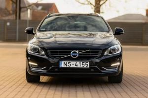 Melns Volvo V60 2015 Jelgava, ar dzinēja tilpumu 2.40 L un nobraukumu 212 tūkst. km par 11900 €, foto 3 vietnē AUTOMOTO.COM.LV